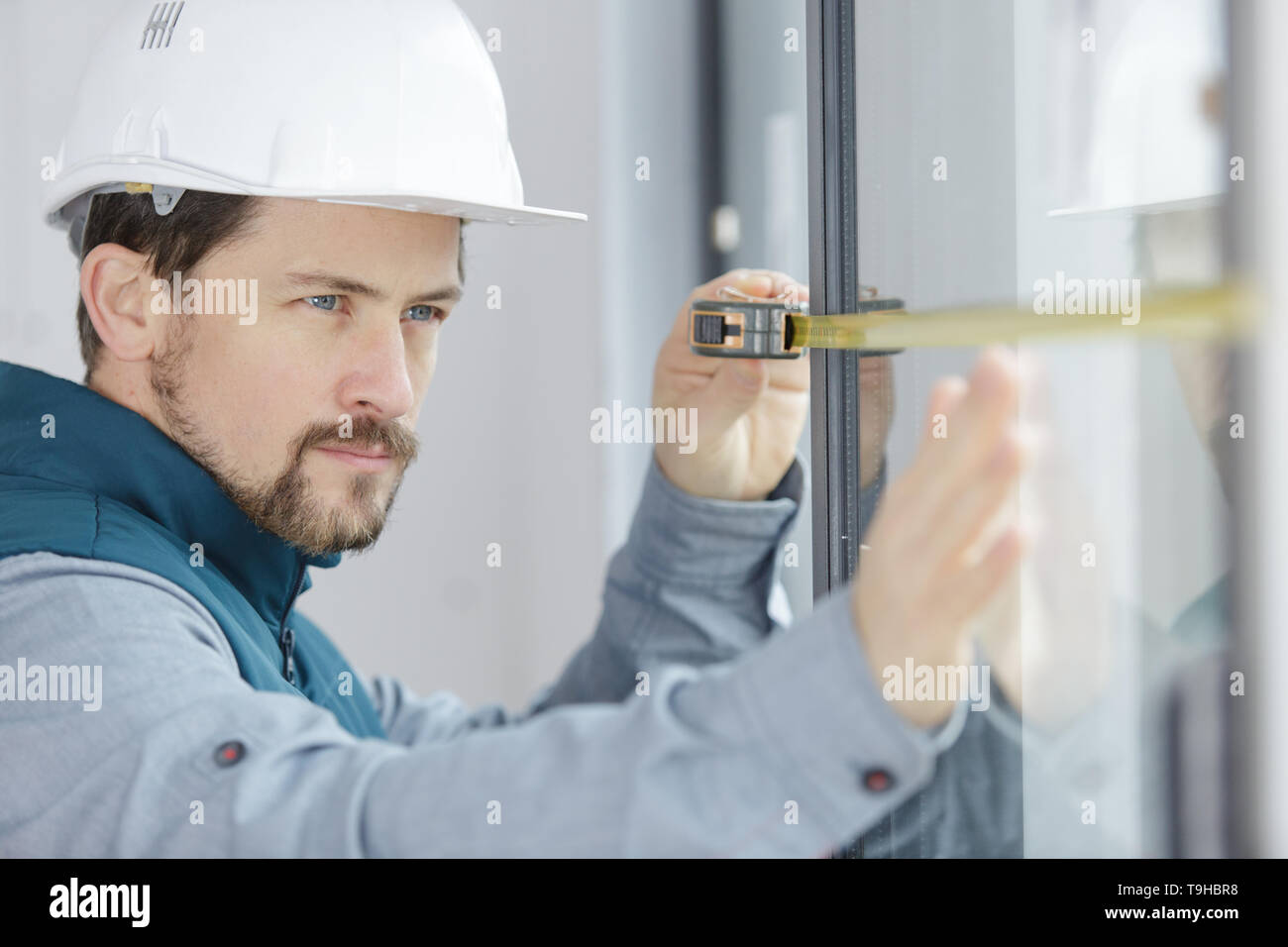 man measuring window Stock Photo - Alamy