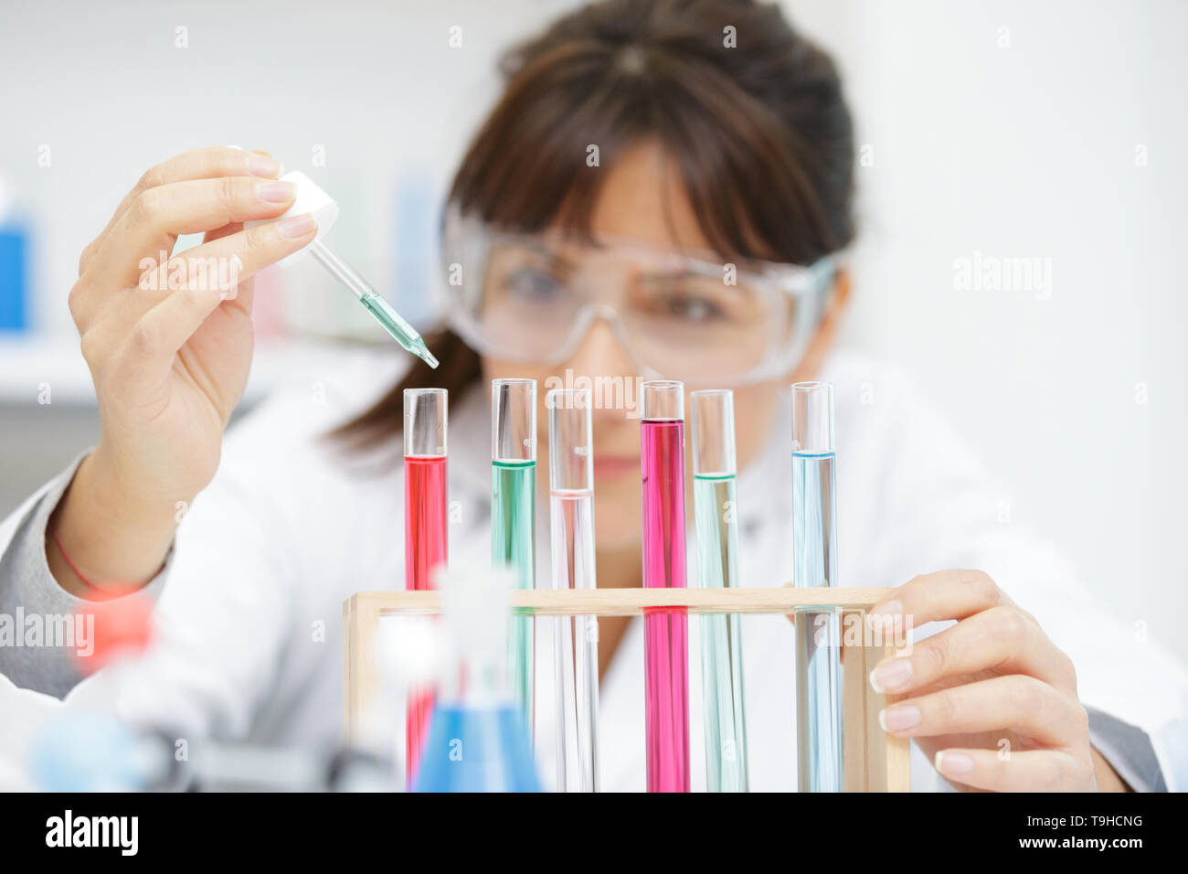 Using pipettes hi-res stock photography and images - Alamy