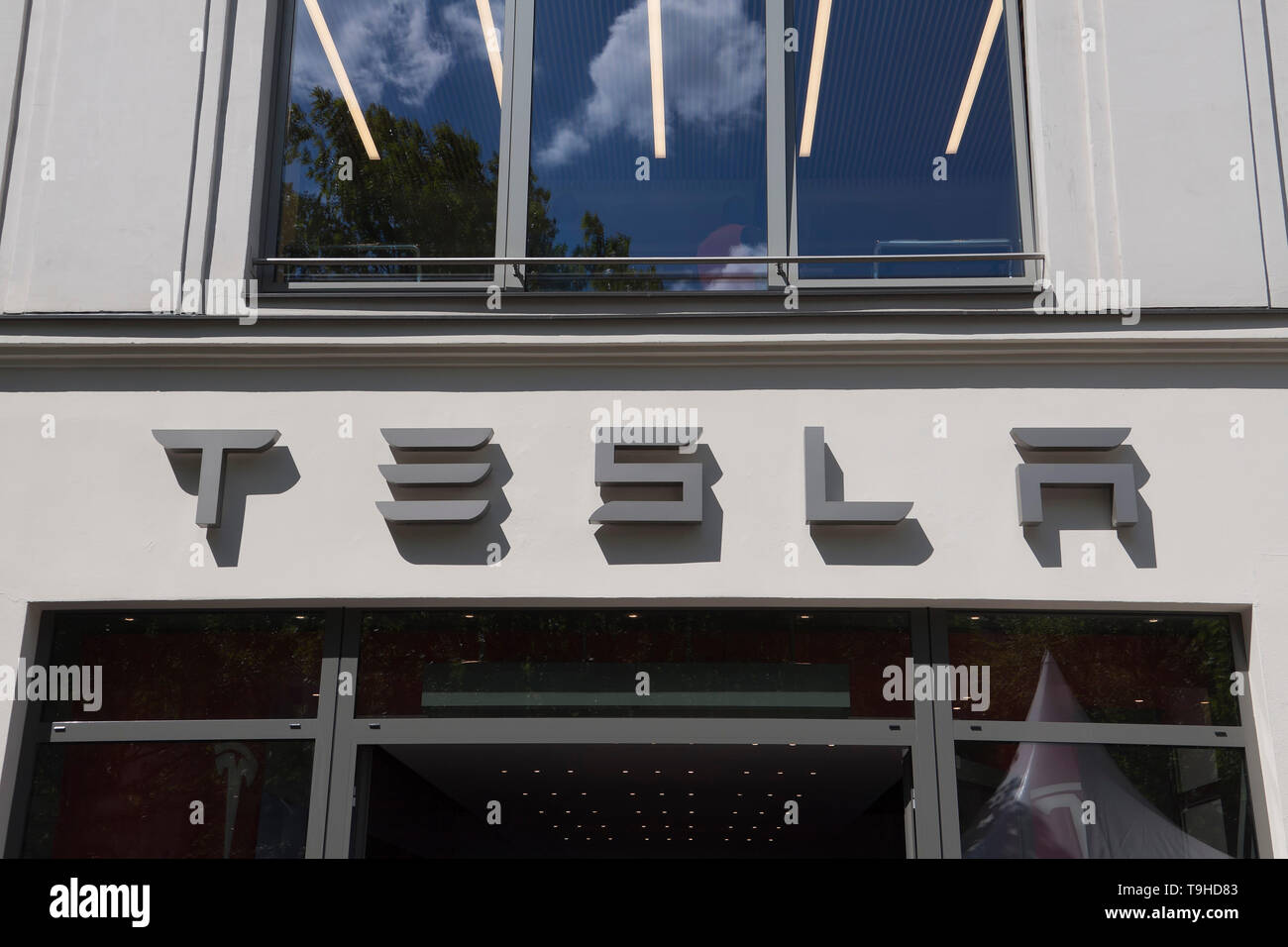 Tesla logos hi-res stock photography and images - Alamy