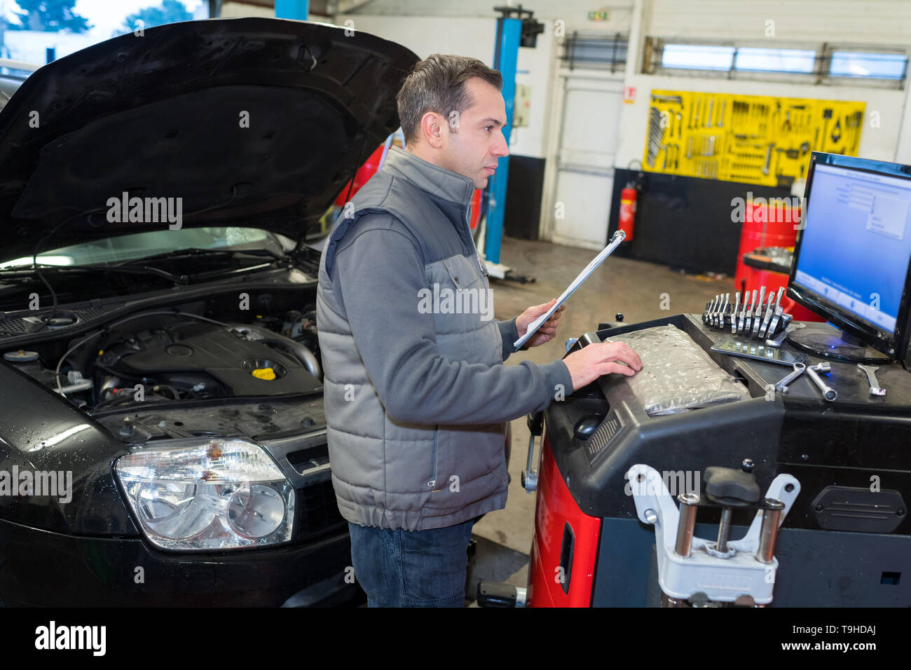 car mechanic using computer Stock Photo - Alamy