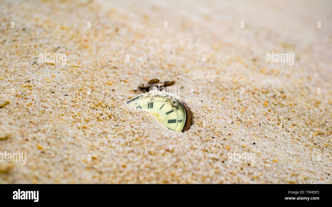 Pocket watch sand hi-res stock photography and images - Alamy