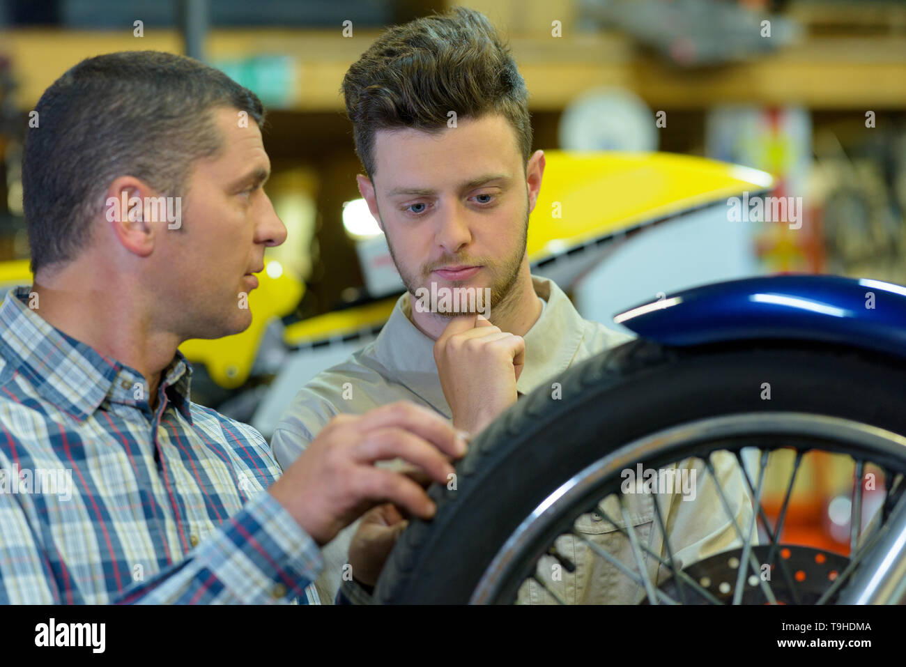 portrait of mechanic man and apprentice Stock Photo - Alamy