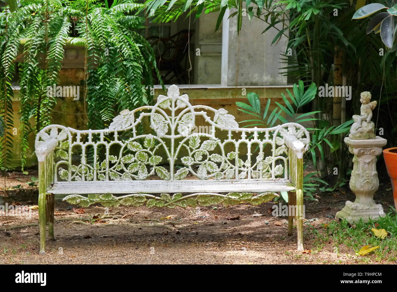 White iron garden bench hi-res stock photography and images - Alamy