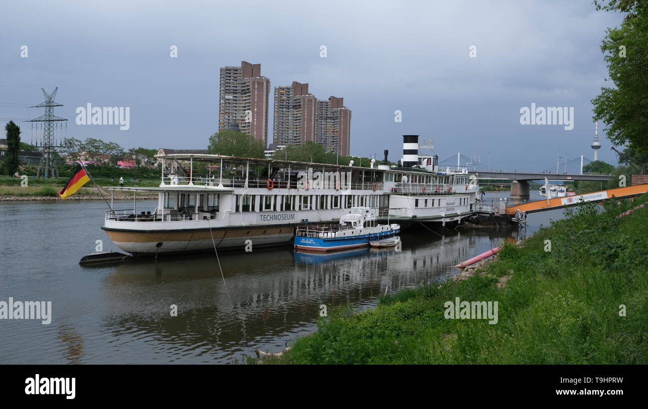 Side paddle steamer hi-res stock photography and images - Alamy