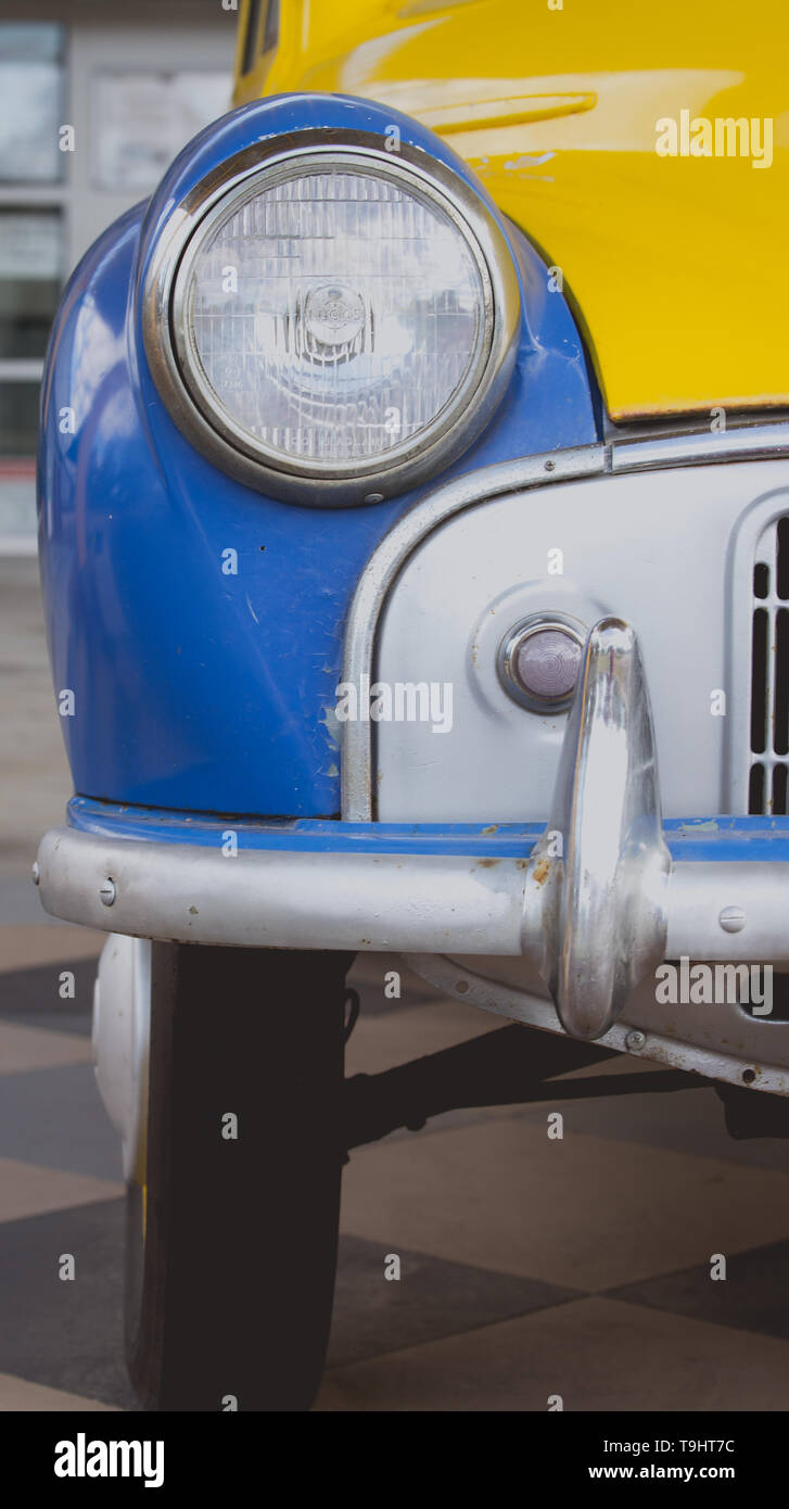 Yellow retro car hi-res stock photography and images - Alamy