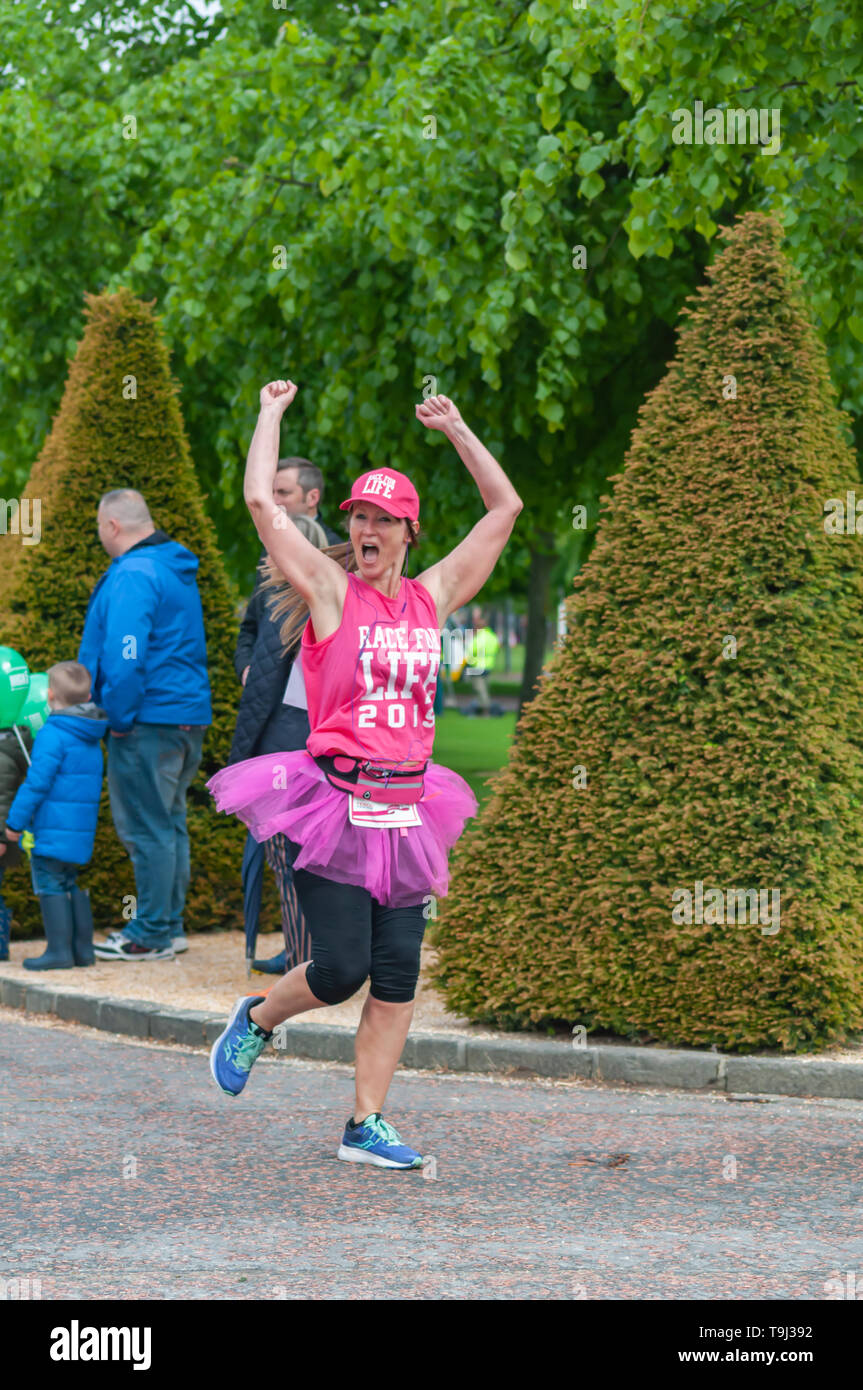 Glasgow, Scotland, UK. 19th May, 2019. A female runner in Glasgow Green ...