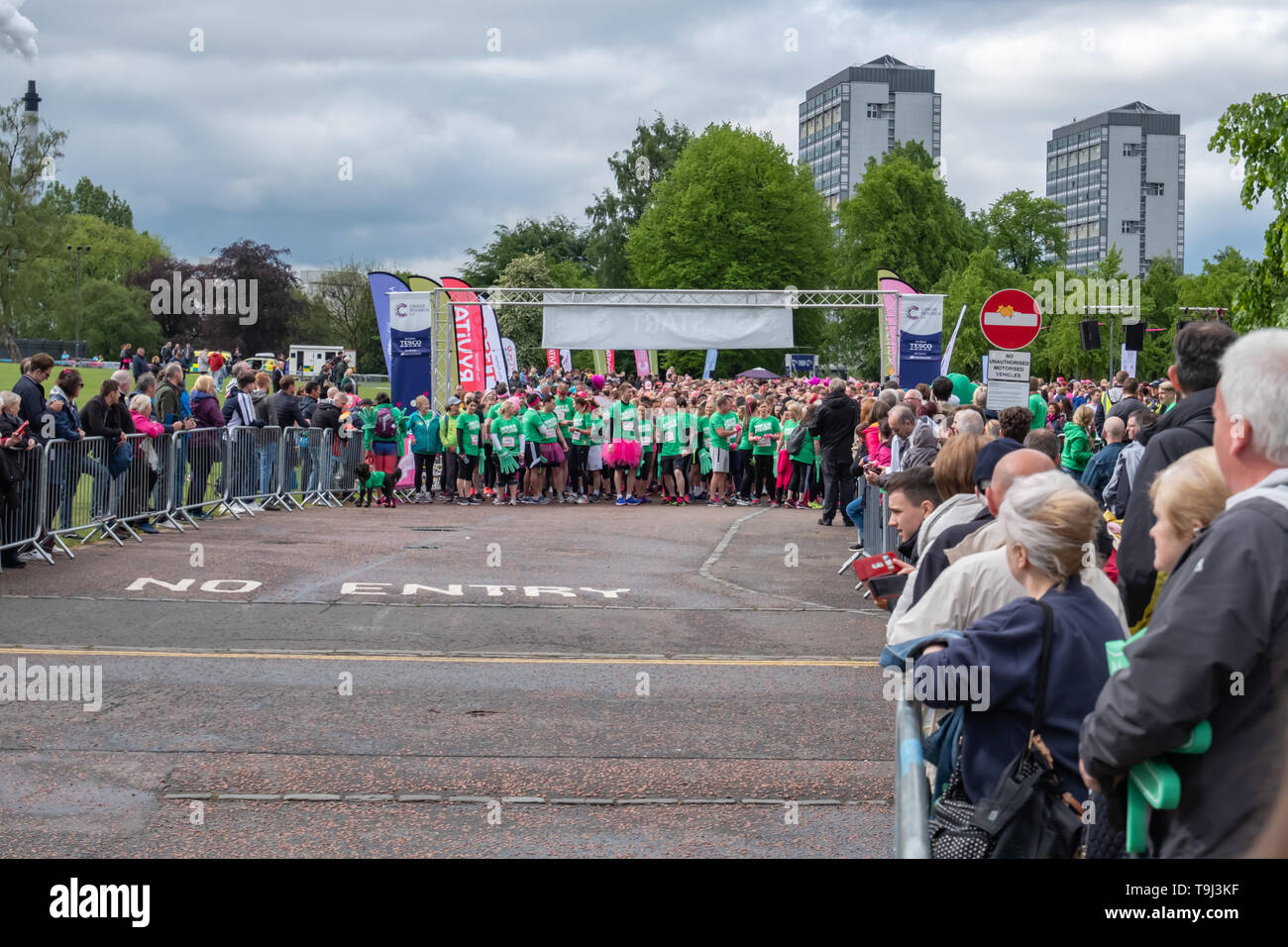 Glasgow, Scotland, UK. 19th May, 2019. Runners at the start of Race For ...