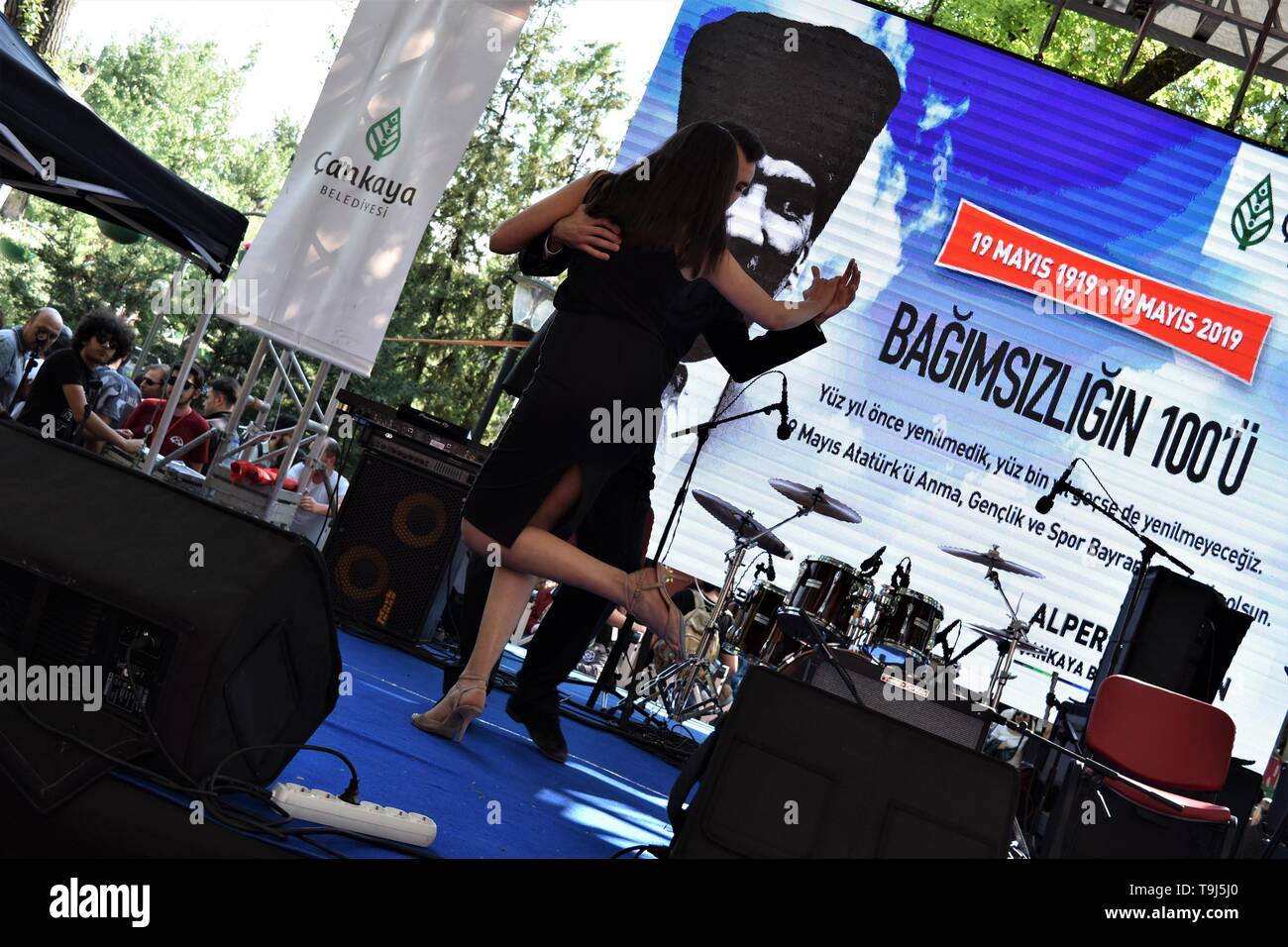 Ankara, Turkey. 19th May, 2019. A couple perform a Tango dance during a ...