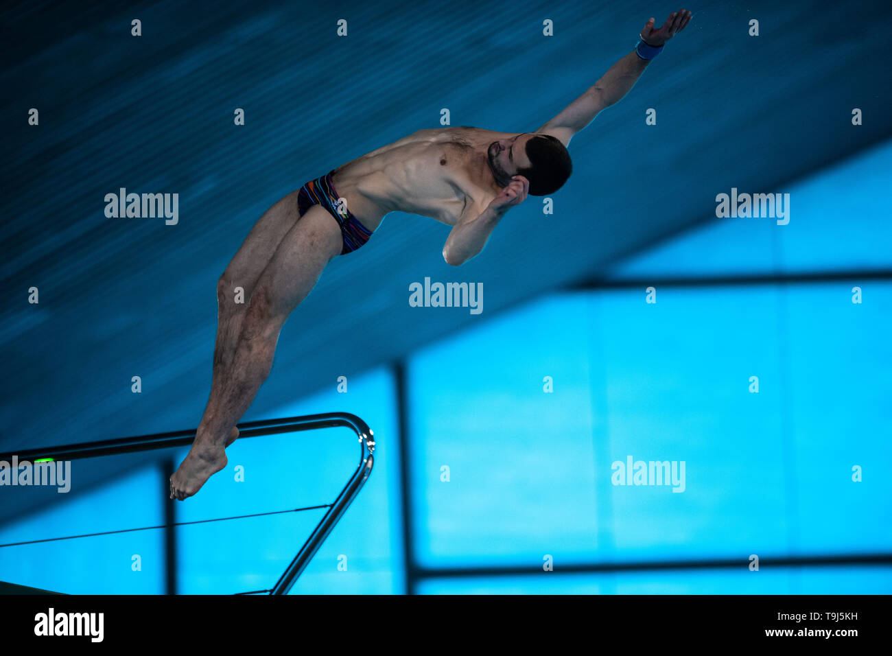 Mens 10m platform diving hi-res stock photography and images - Alamy