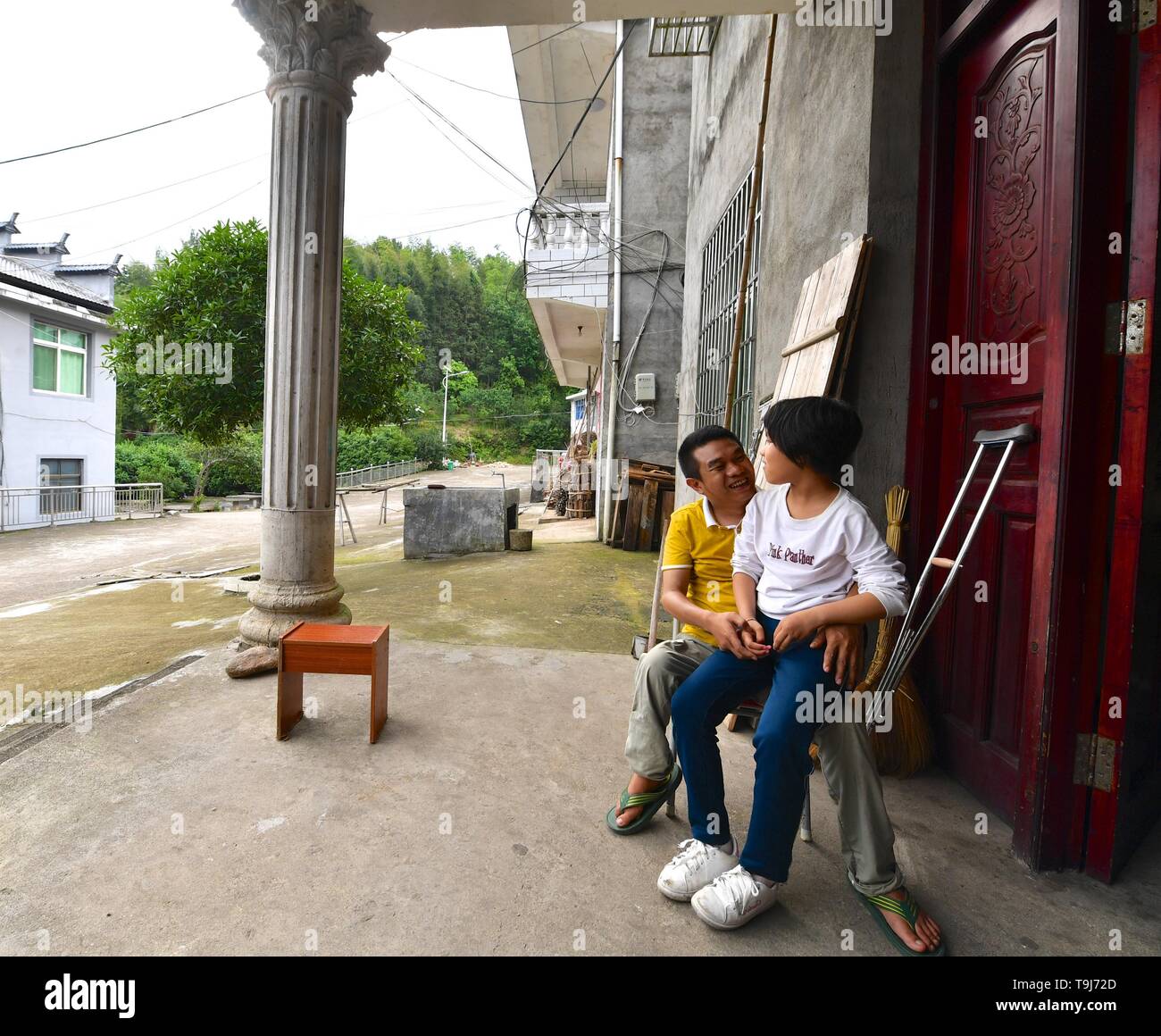(190519) -- NANCHANG, May 19, 2019 (Xinhua) -- Lin Fusheng (L) chats ...