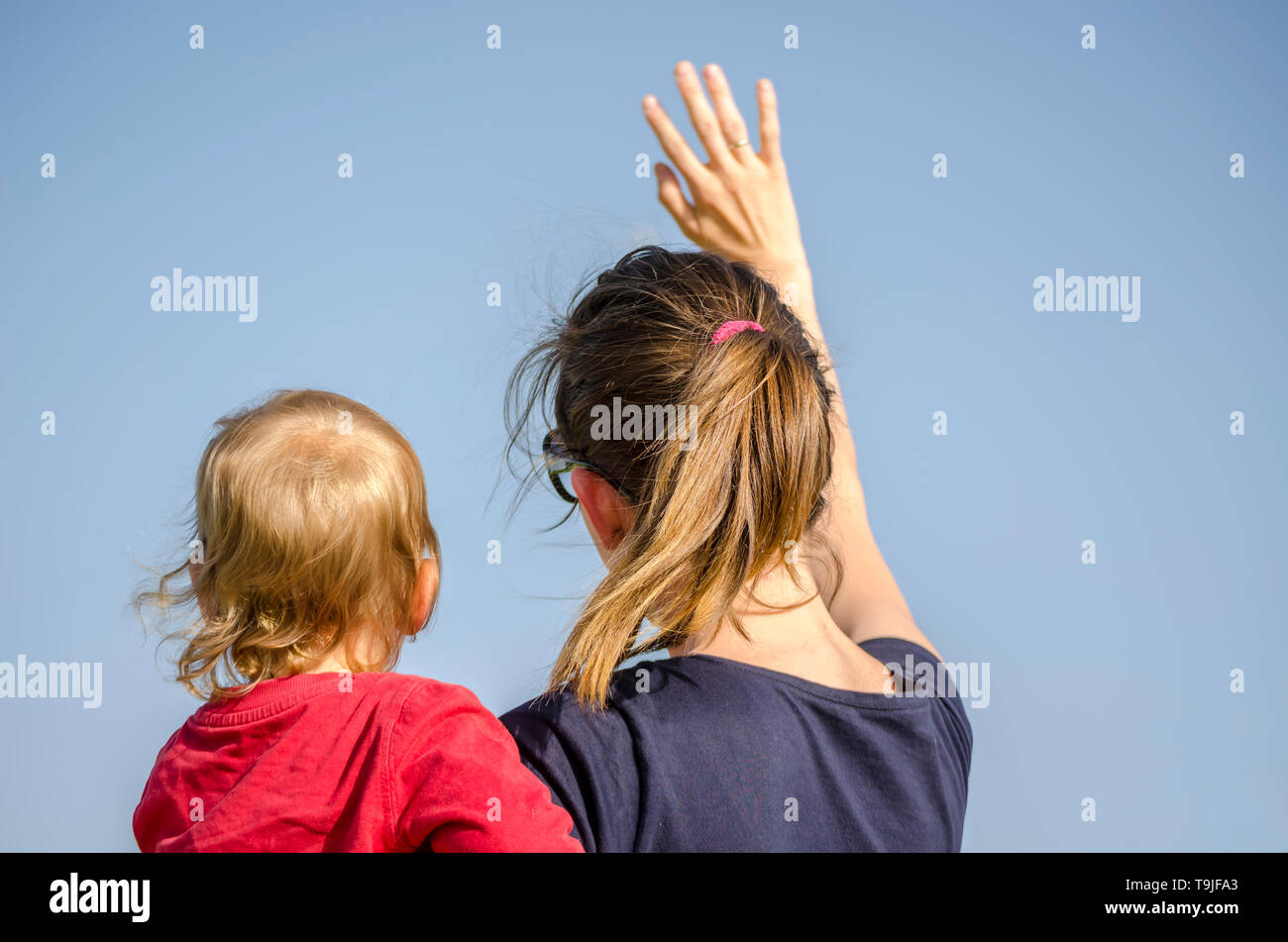 Waving goodbye mother child hi-res stock photography and images - Alamy