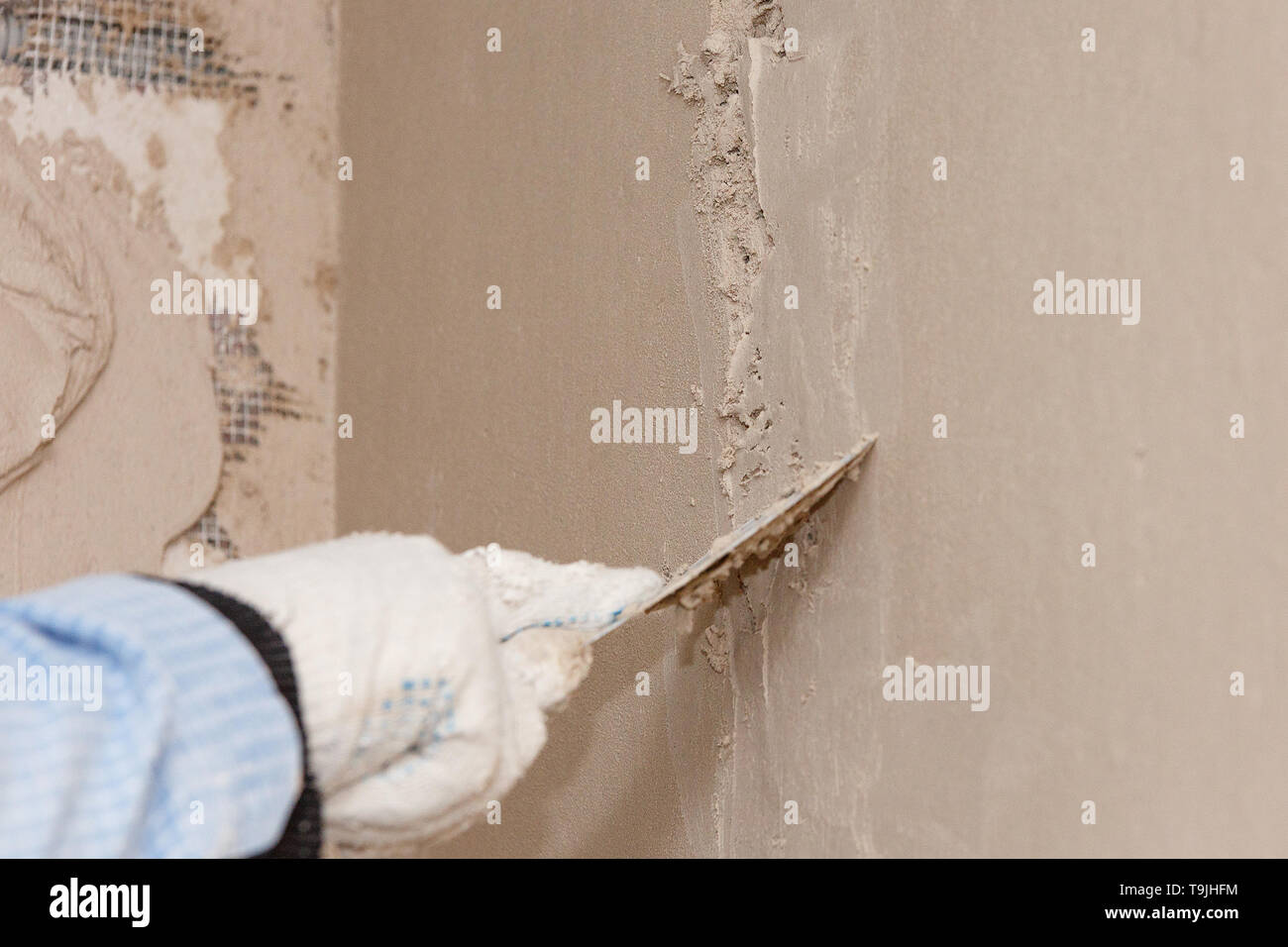 Skim coating plaster walls hi-res stock photography and images - Alamy