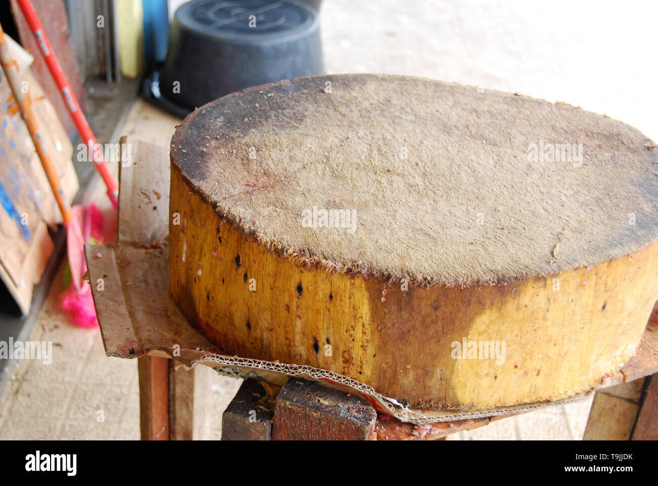 brown used of chopping board Stock Photo - Alamy
