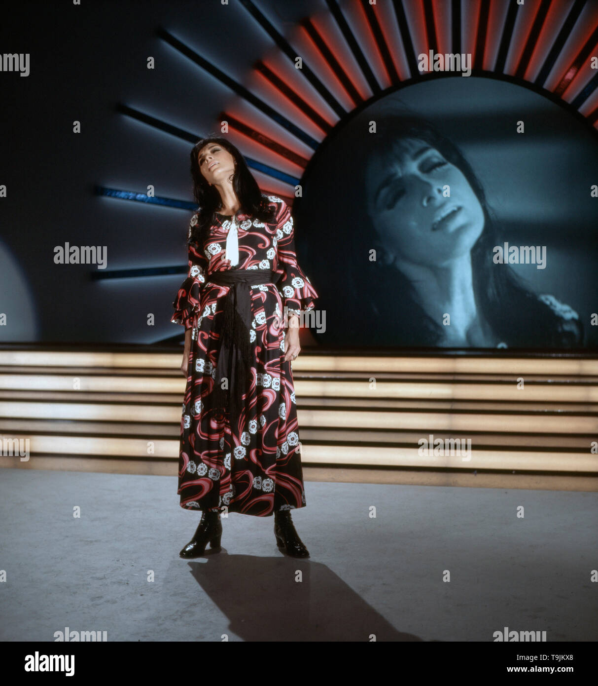 Dunja Rajter, eine deutsche Schauspielerin und Sängerin, singend auf ...