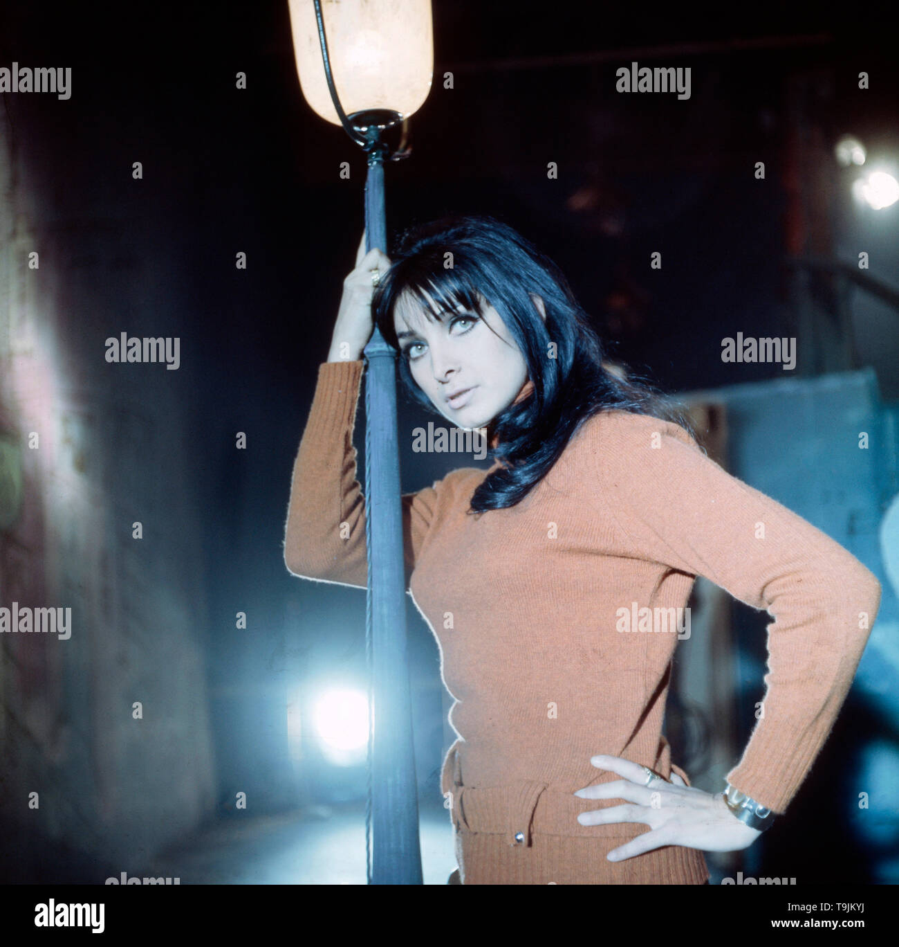 Die deutsche Schauspielerin und Sängerin Dunja Rajter lehnt sich bei ...