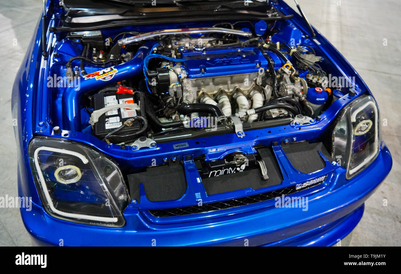 4 cylinder engine hi-res stock photography and images - Alamy