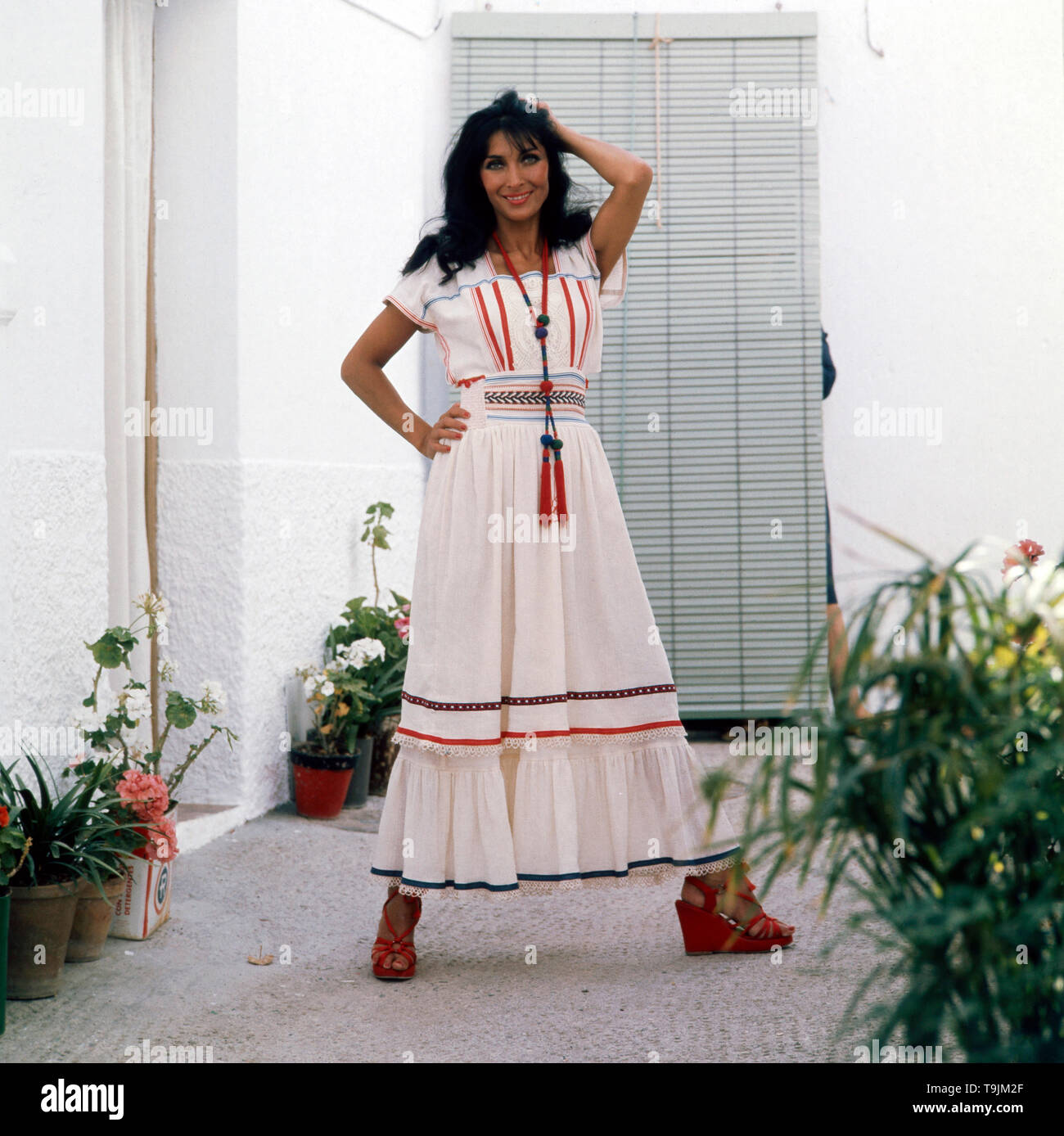 Die deutsche Schauspielerin und Sängerin Dunja Rajter posiert im Urlaub ...