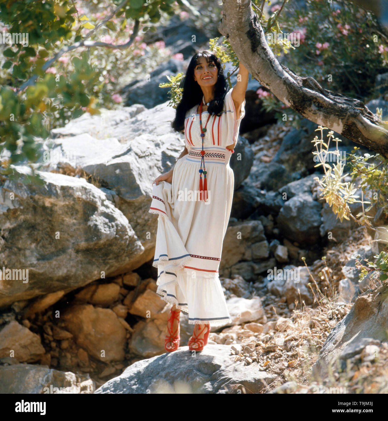 Die deutsche Schauspielerin und Sängerin Dunja Rajter posiert im Urlaub ...