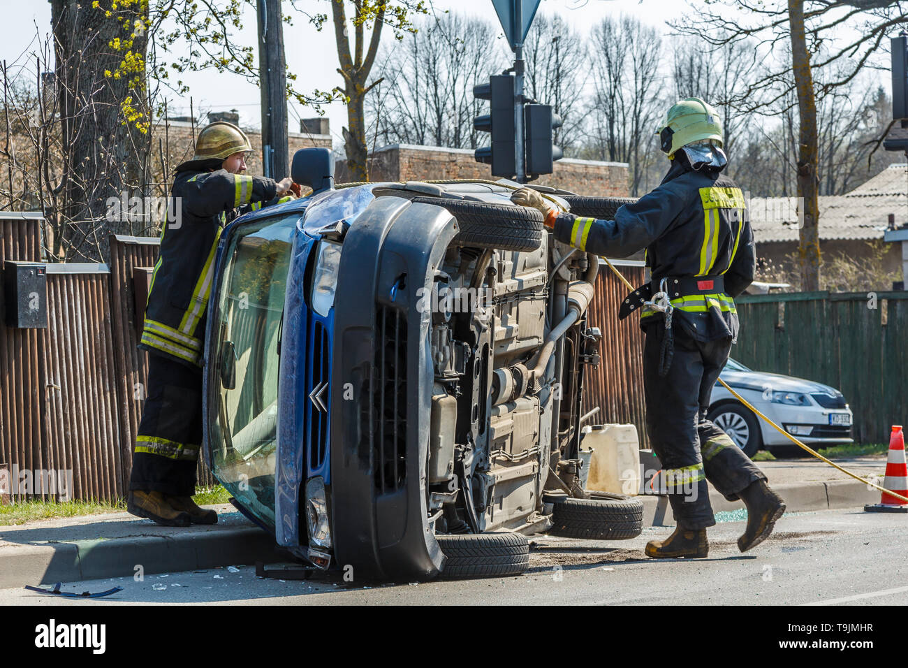 the car drove through the intersection to the red signal of the traffic ...