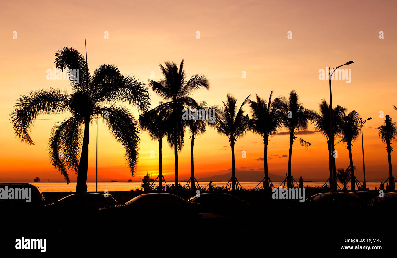 Sunset silhouettes in Manila Bay, Philippines Stock Photo - Alamy