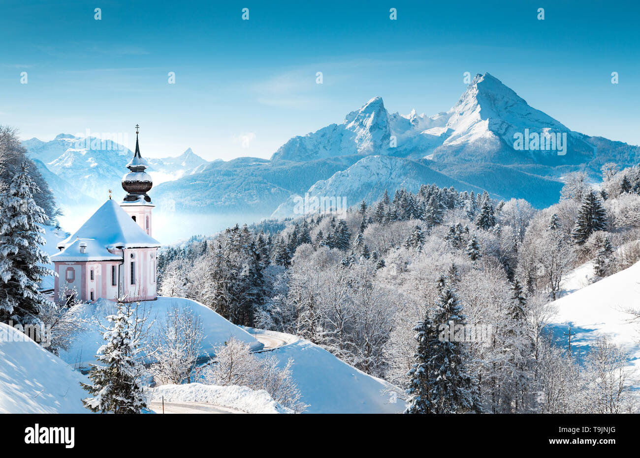 Beautiful winter wonderland mountain scenery in the Alps with ...