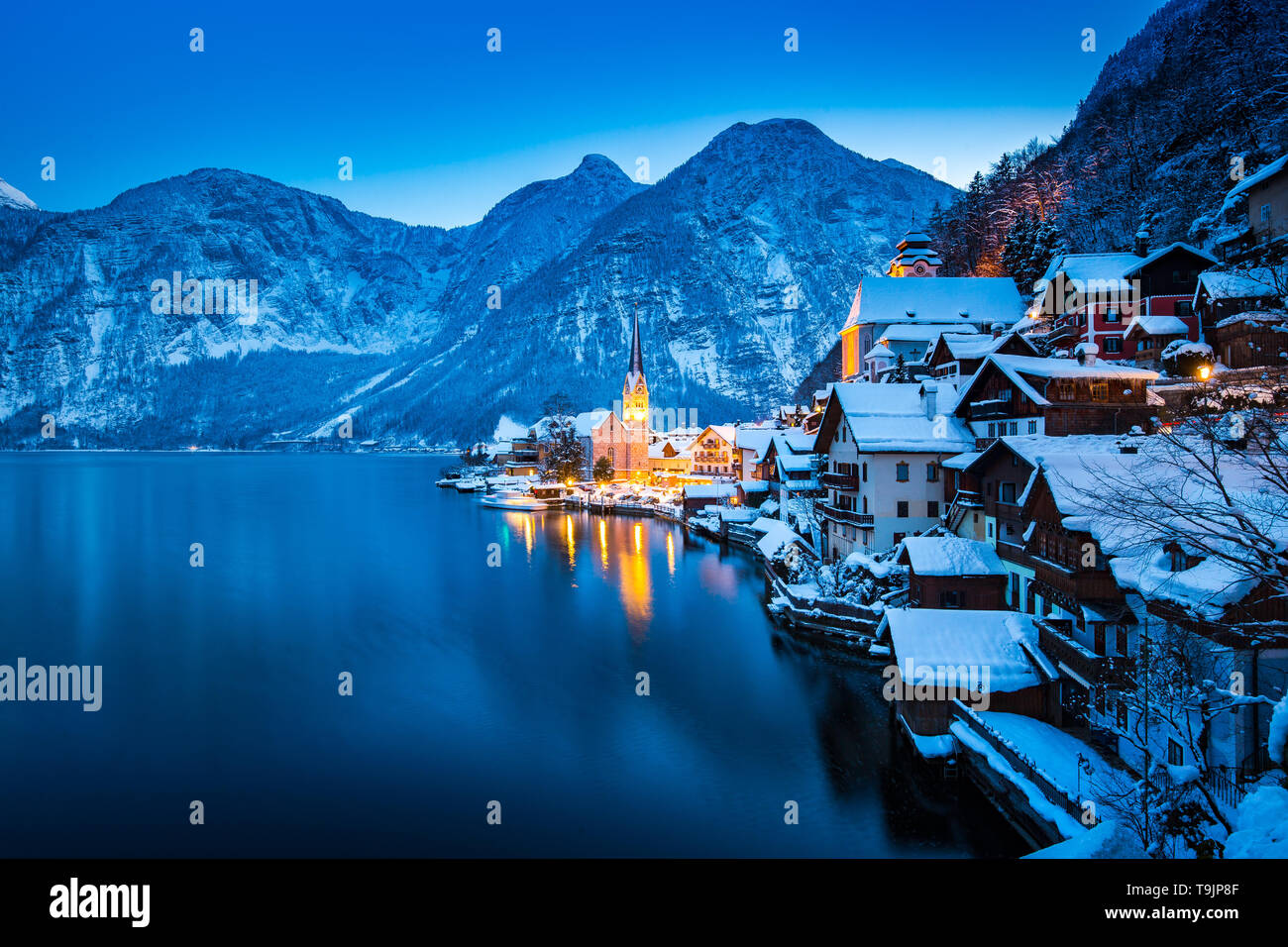 Classic postcard view of famous Hallstatt lakeside town in the Alps ...