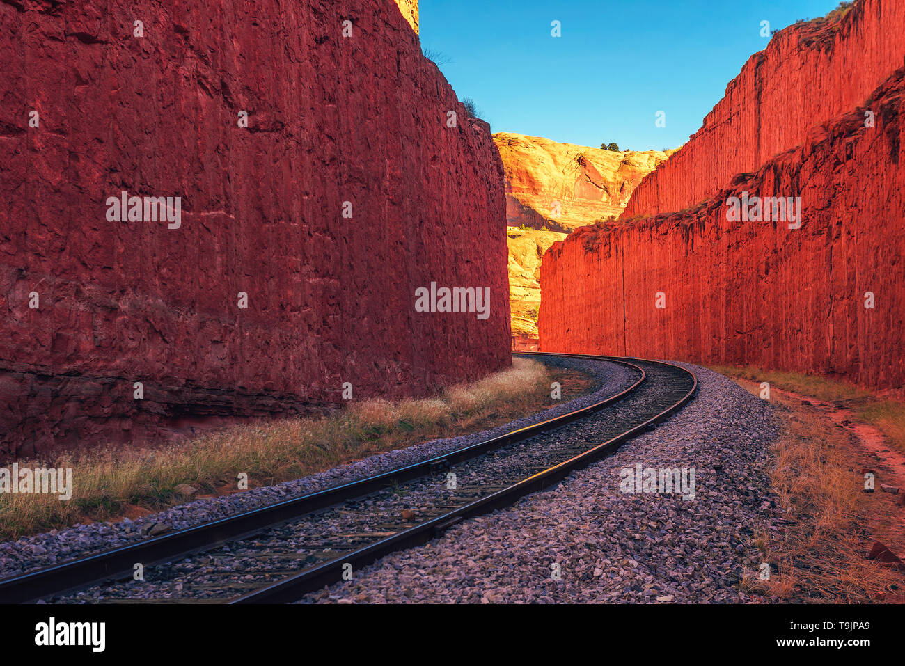 Cliff railroad hi-res stock photography and images - Alamy