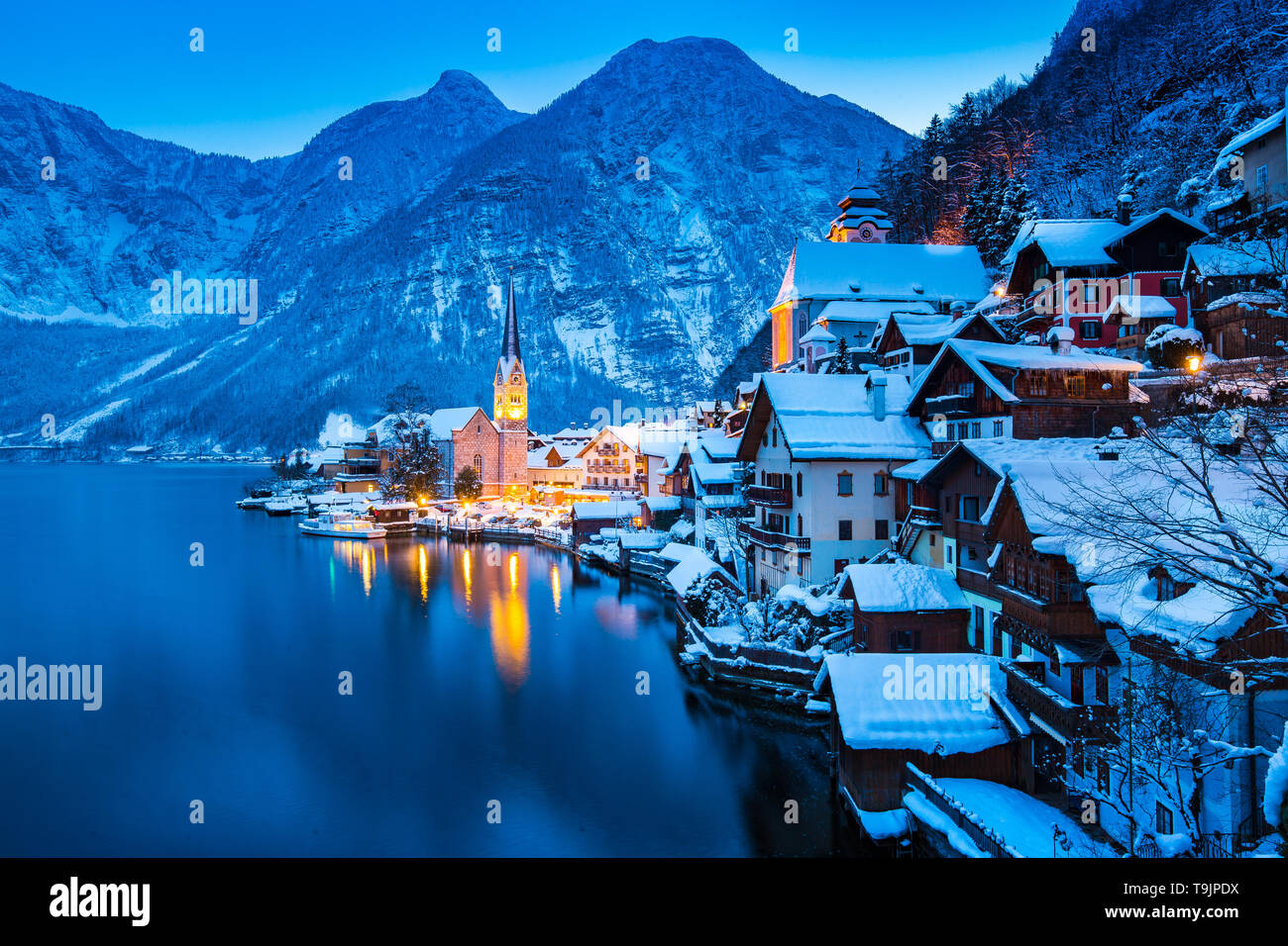 Classic postcard view of famous Hallstatt lakeside town in the Alps ...