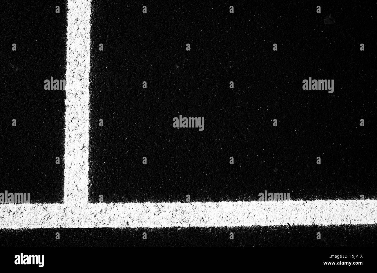Close up image of newly painted white lines on asphalt Stock Photo - Alamy