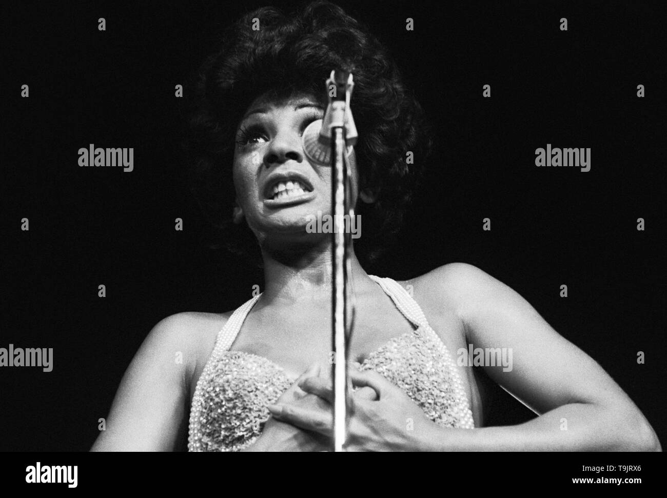 Shirley bassey hi-res stock photography and images - Alamy