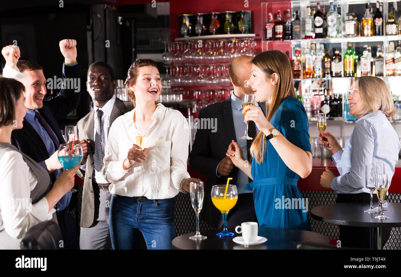 Girls drinking cocktails hi-res stock photography and images - Alamy