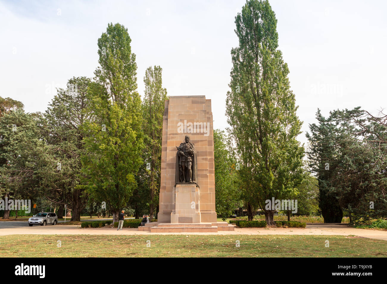 Memorial to the WW1 with monument to King George V in front of old ...