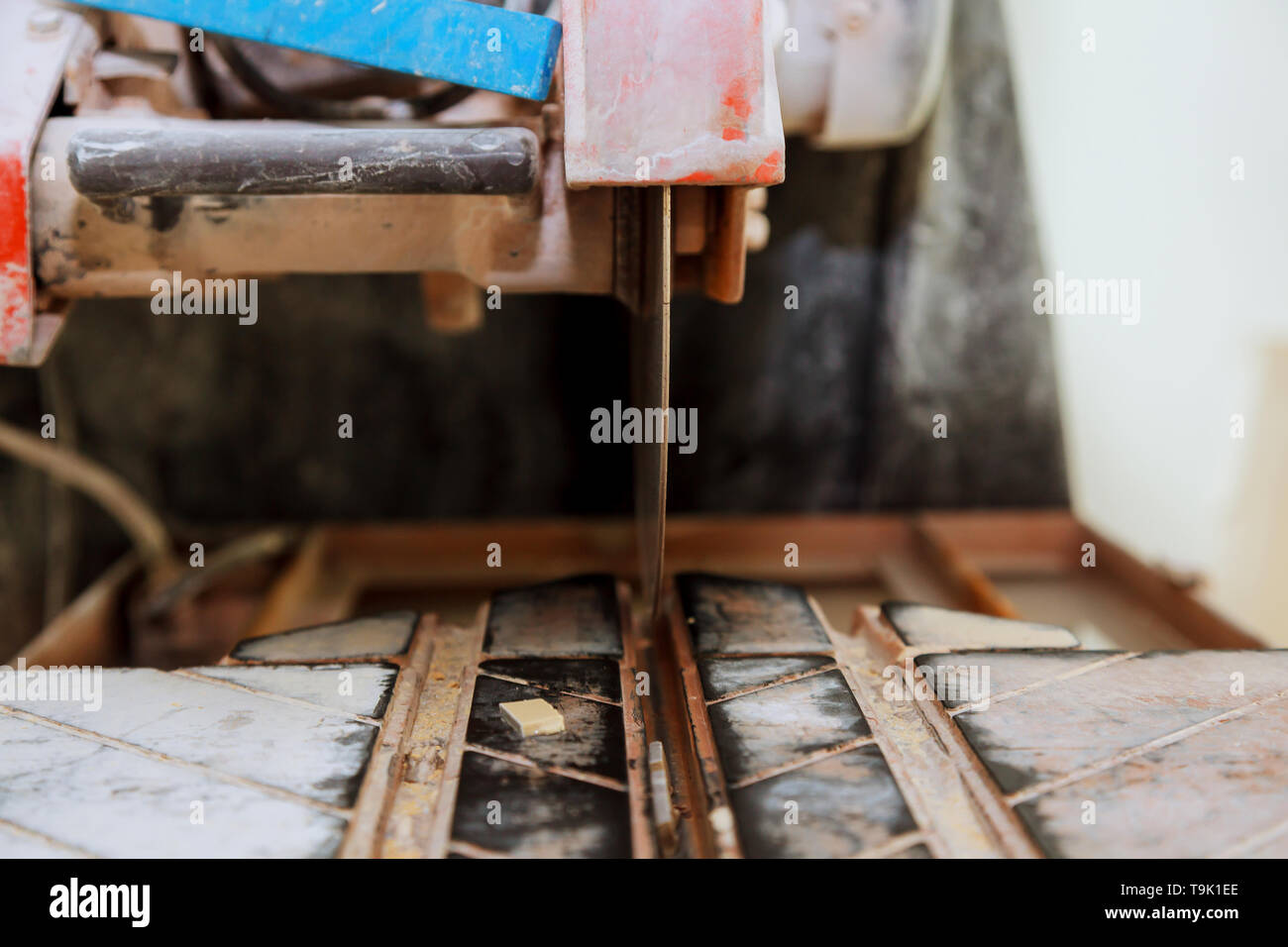 The electric saw porcelain cuts tiles repair of the cutting equipment ...