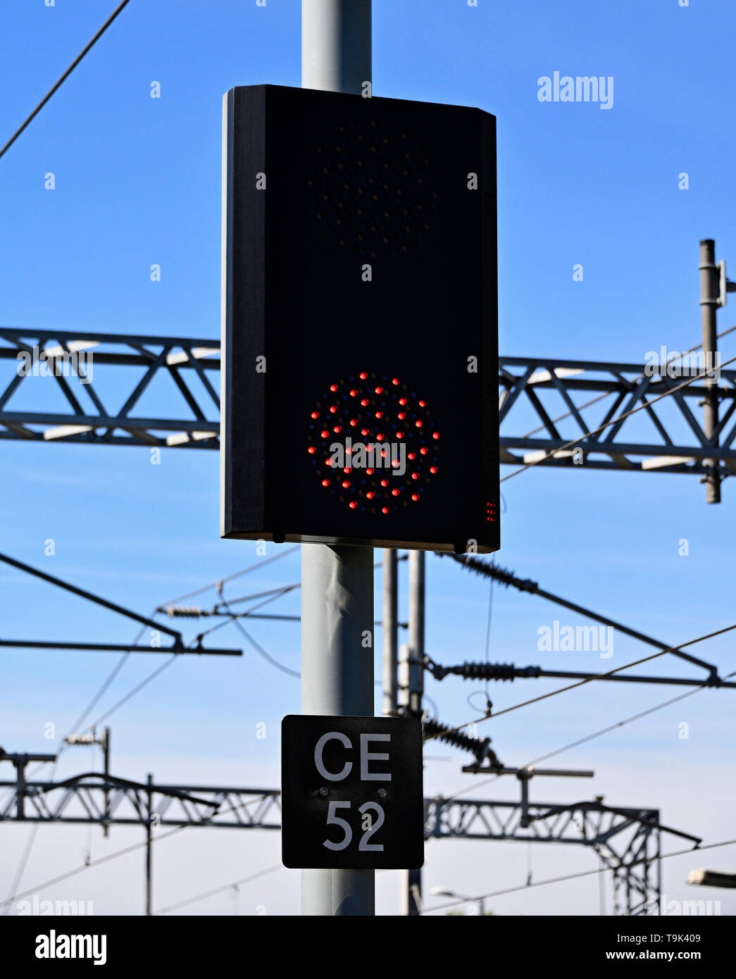 Red rail signal hi-res stock photography and images - Alamy