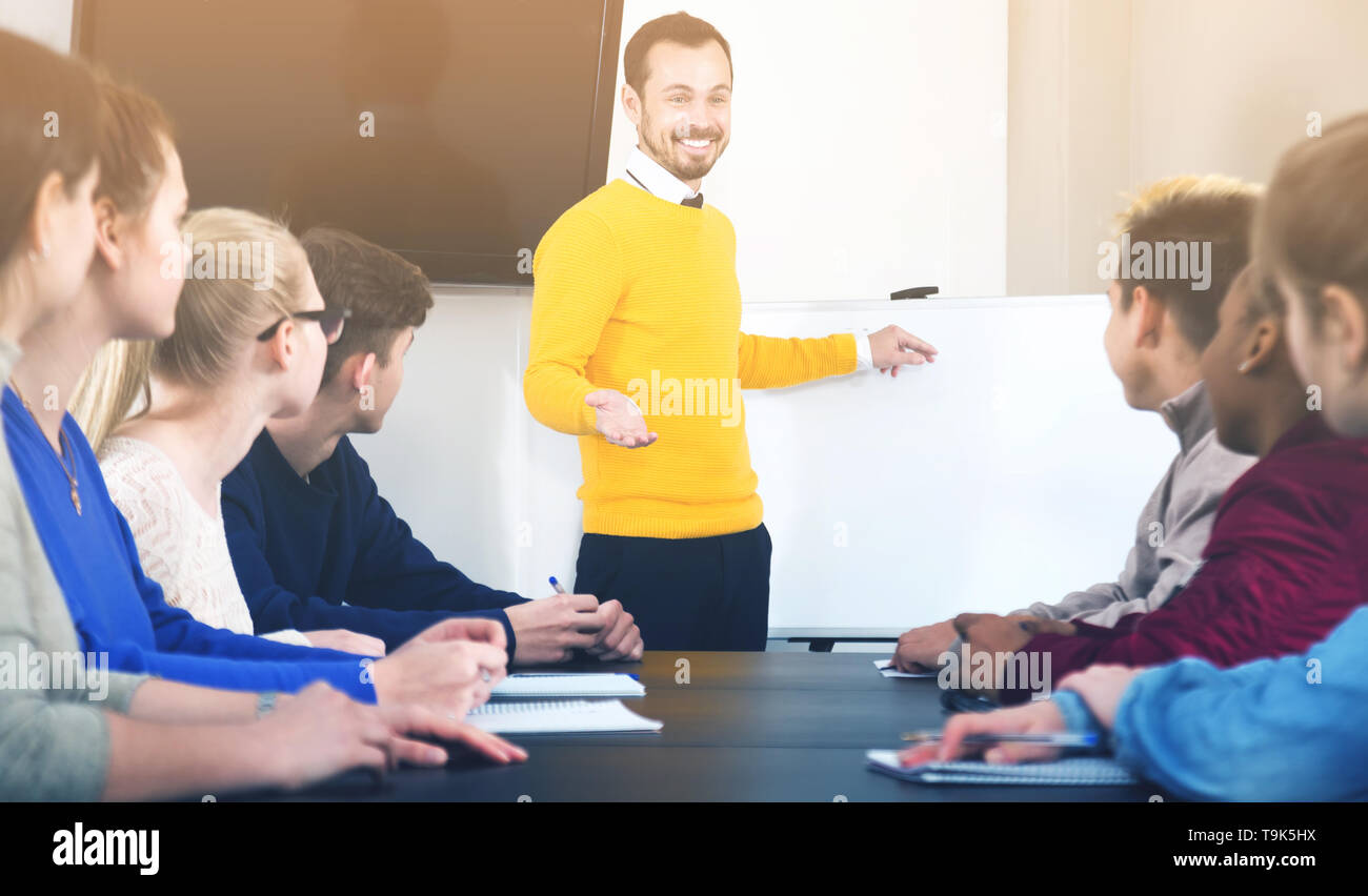Pupils listening teacher during class hi-res stock photography and ... Pupils listening teacher during class hi-res stock photography and ...