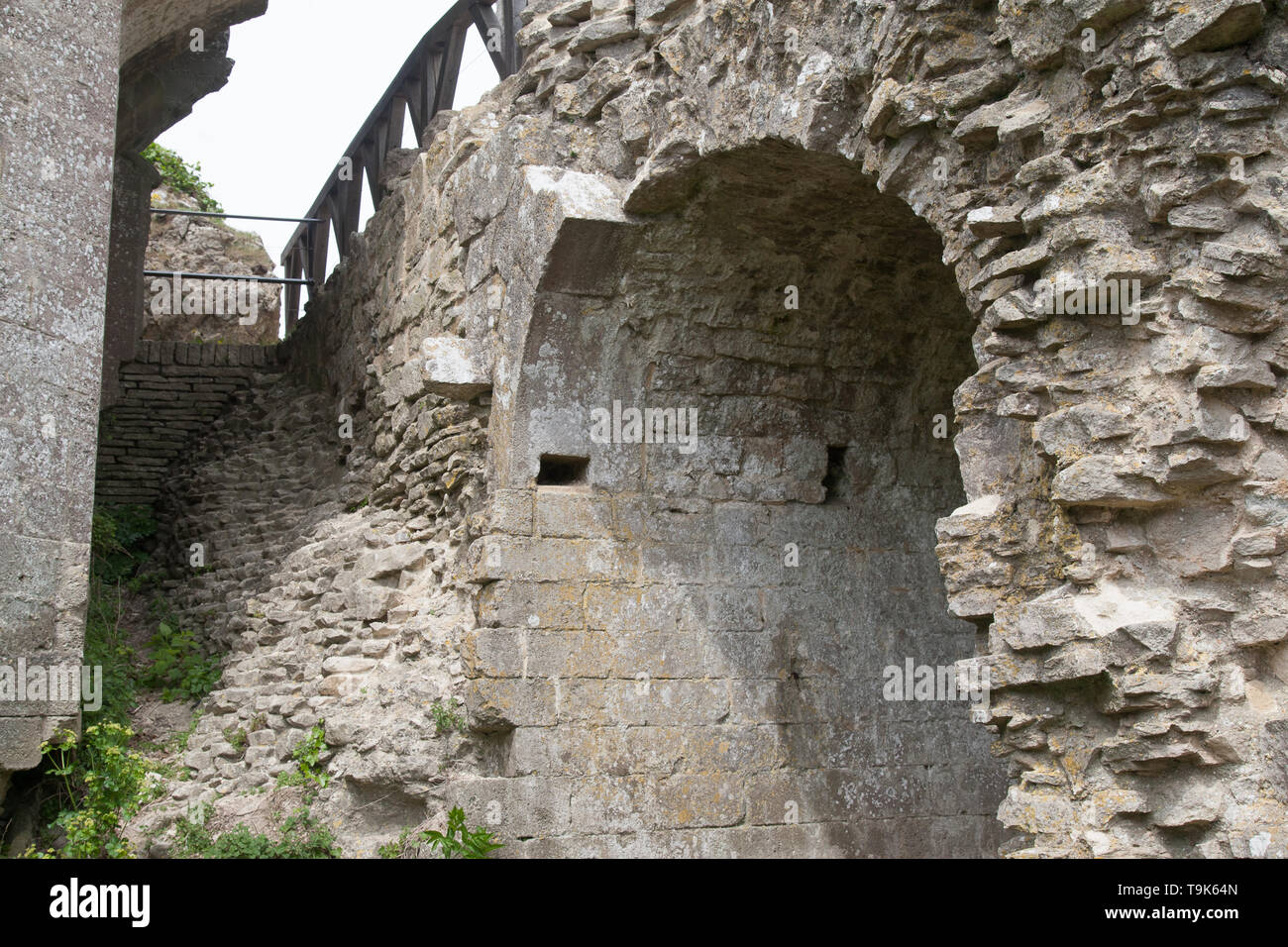 Crumbling stone arch wall hi-res stock photography and images - Alamy