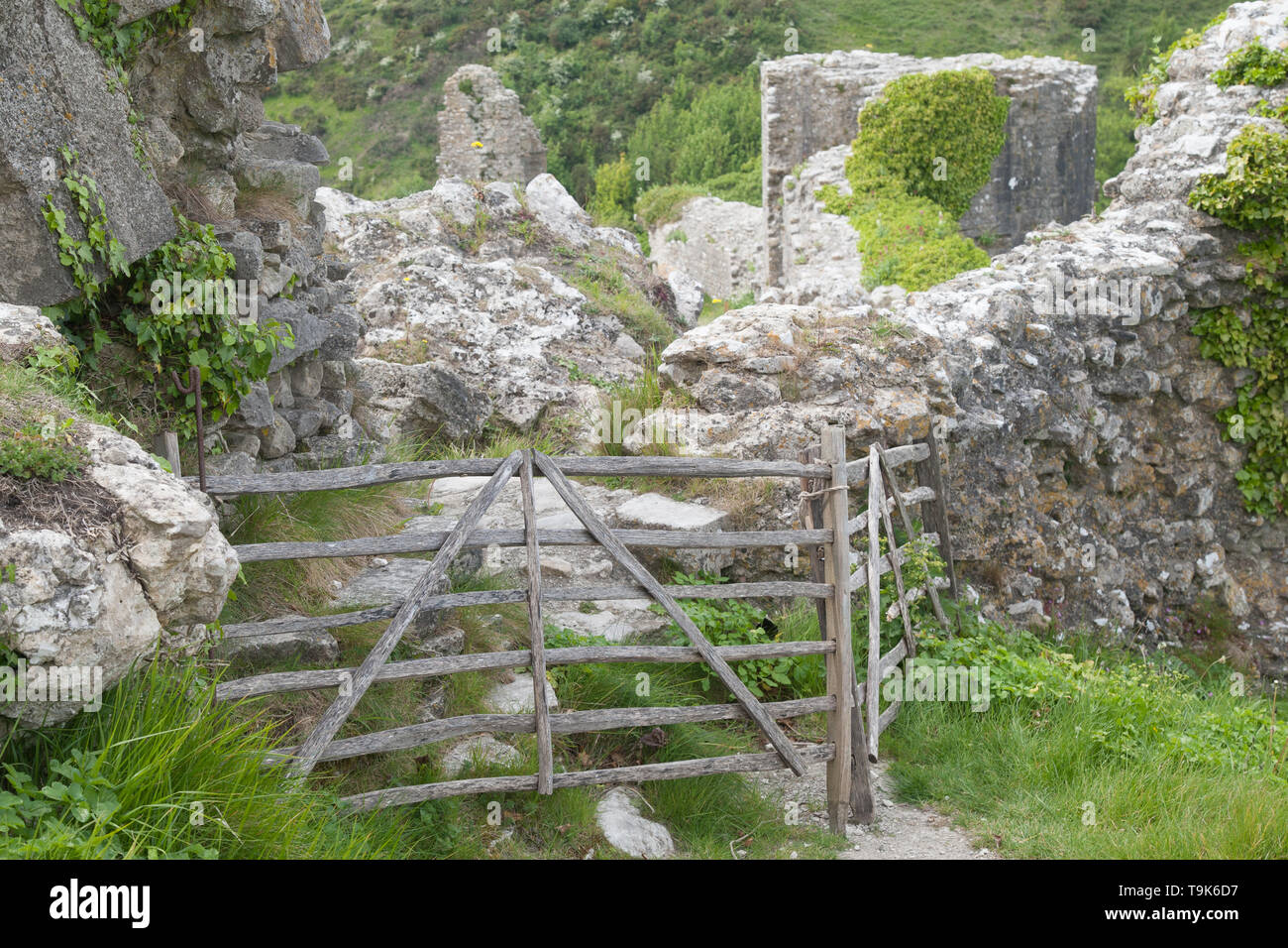 Crumbling civil war stone fence hi-res stock photography and images - Alamy