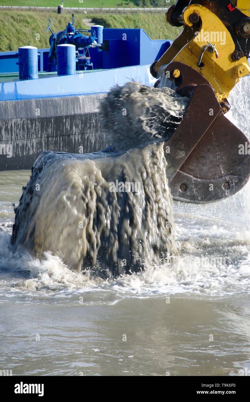 Excavator digging in mud hi-res stock photography and images - Alamy