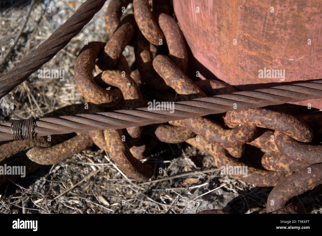 Rusty chain and rope Stock Photo - Alamy