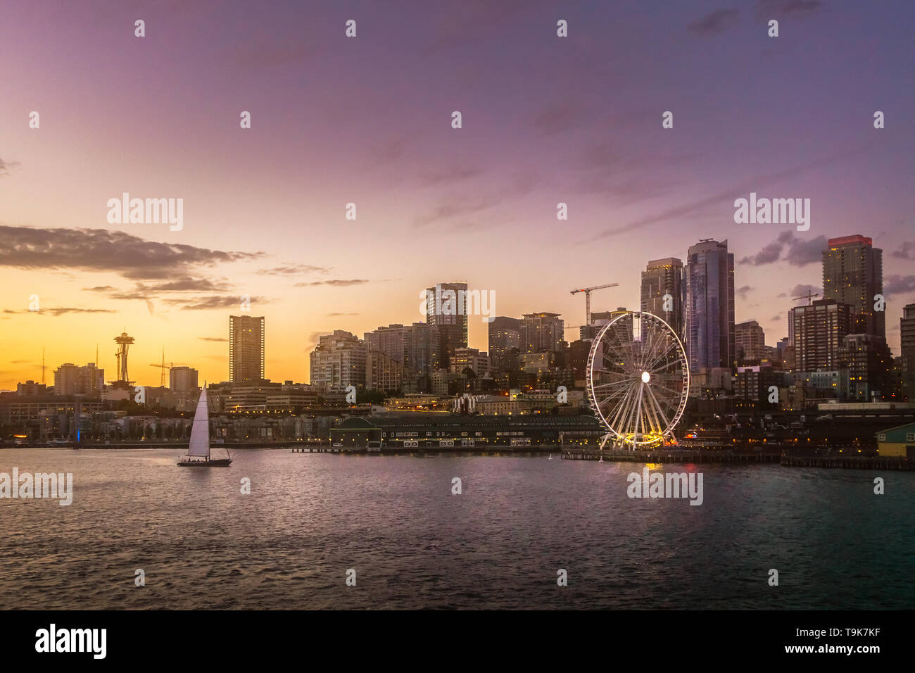 Beautiful Seattle waterfront skyline from Elliott Bay at dusk. Dreamy ...