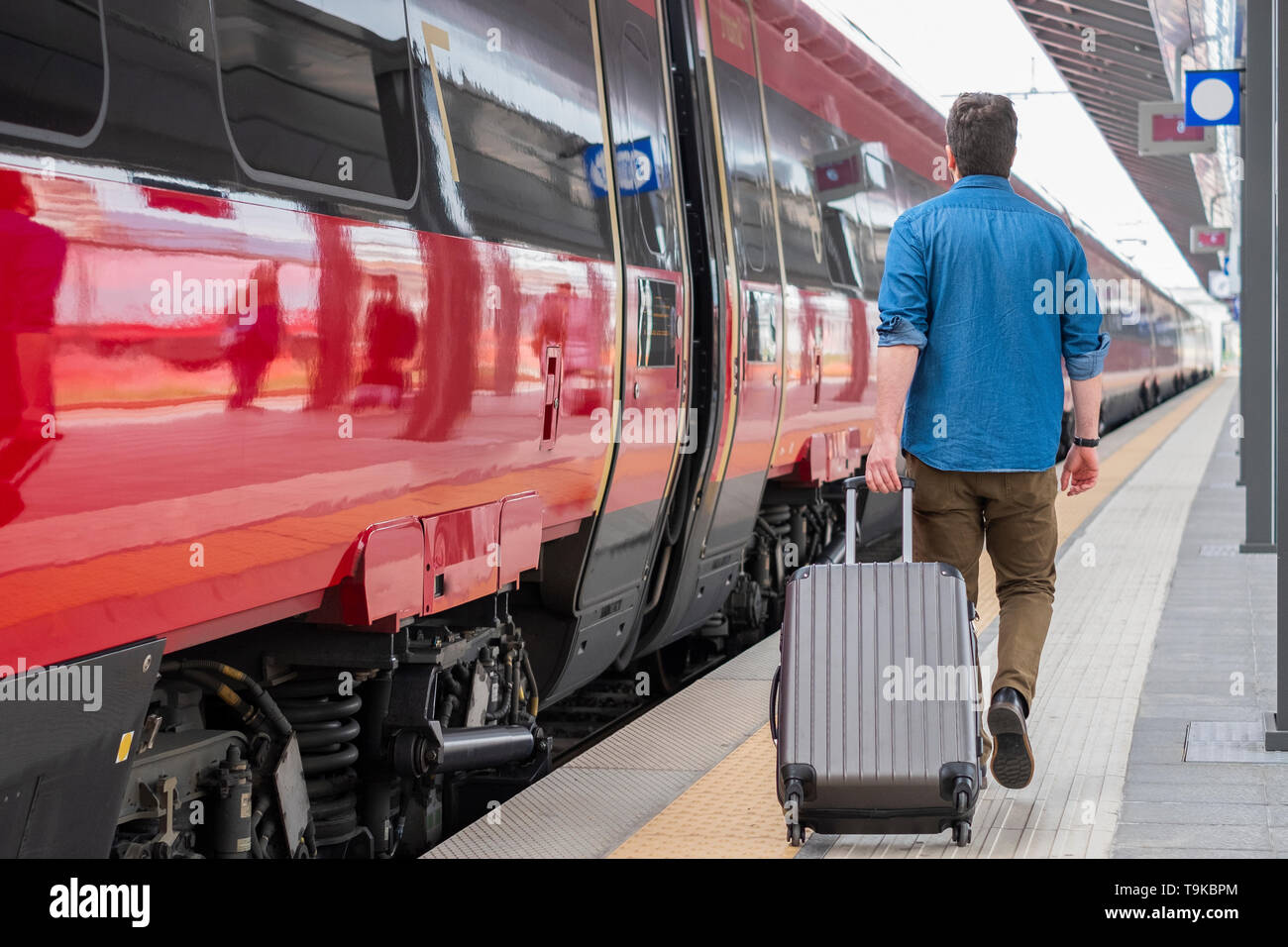 Arrival departure board train hi-res stock photography and images - Alamy