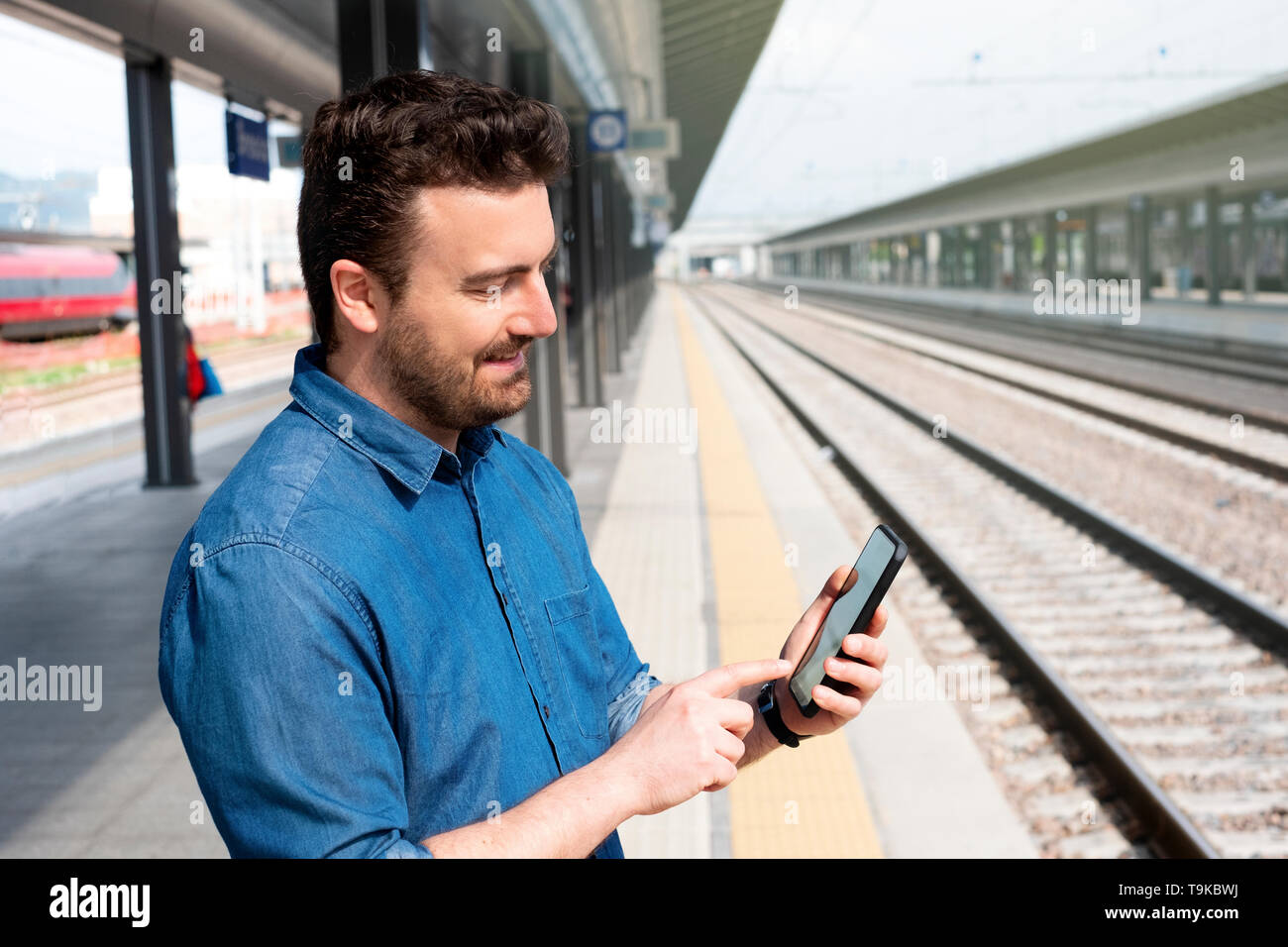 Commuter walking phone hi-res stock photography and images - Alamy