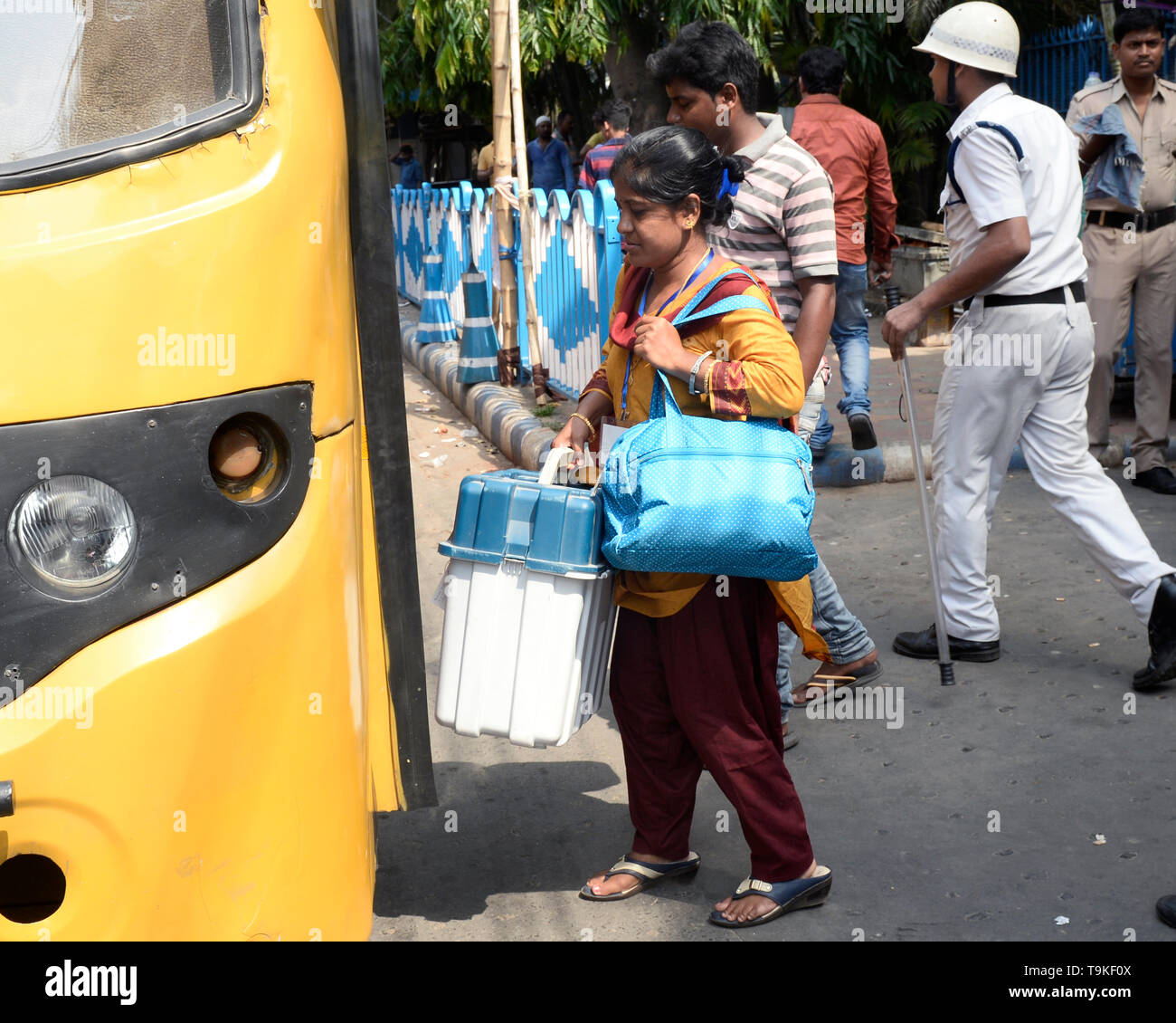 Kolkata, India. 18th May, 2019. Polling officials carries Electronic ...