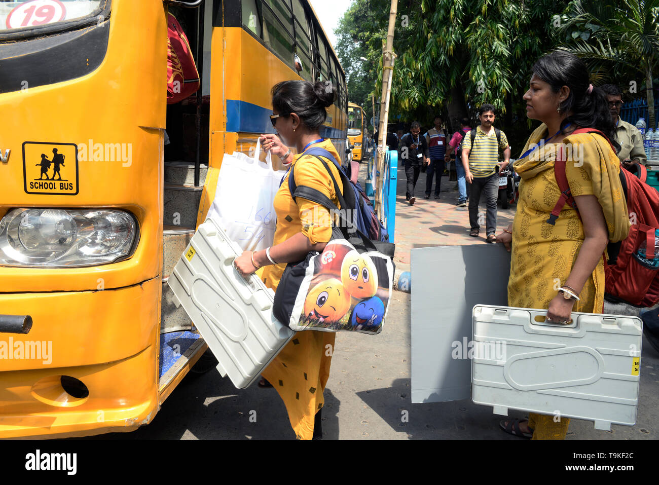 Kolkata, India. 18th May, 2019. Polling officials carries Electronic ...