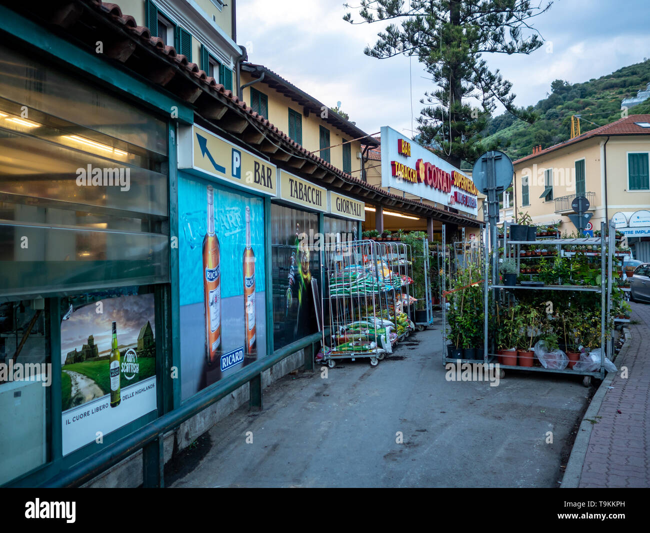 Supermarket italy hi-res stock photography and images - Alamy