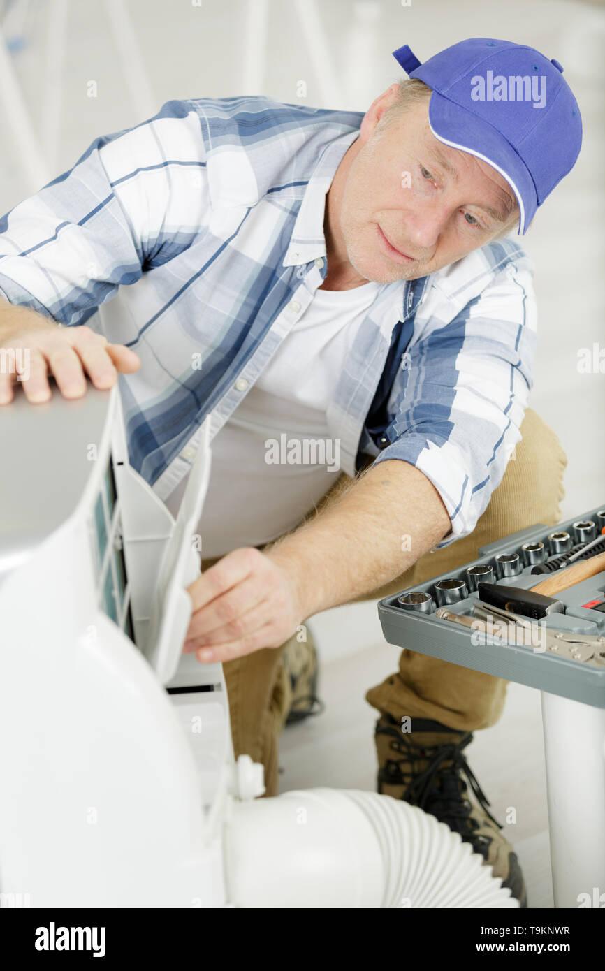 Air con man hi-res stock photography and images - Alamy