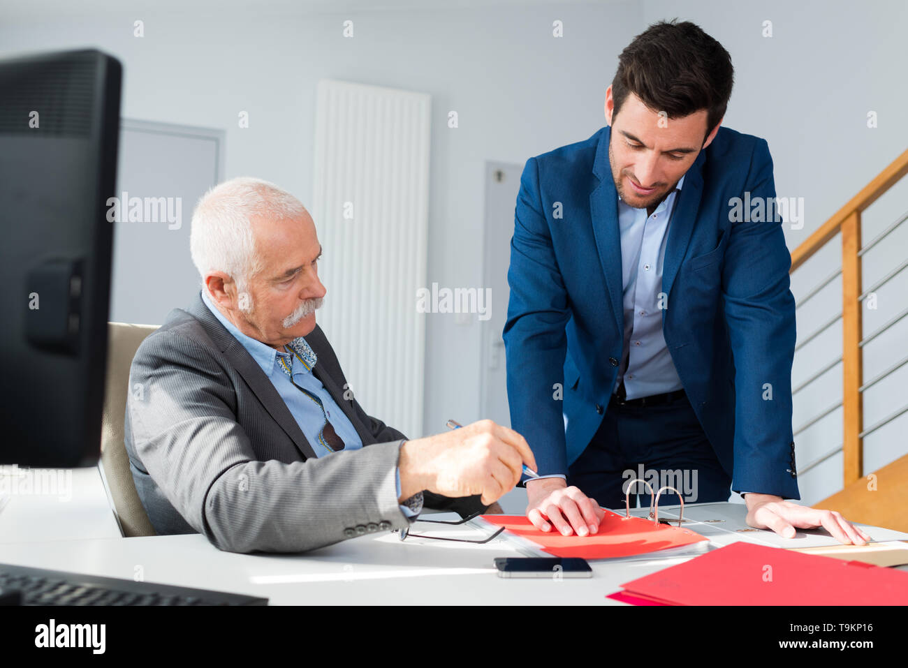 senior manager in a discussion with a younger colleague Stock Photo - Alamy
