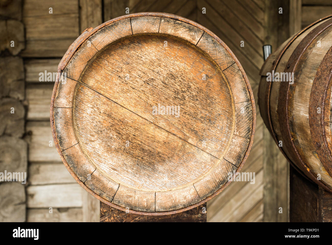 blank wooden barrel bottom background Stock Photo - Alamy