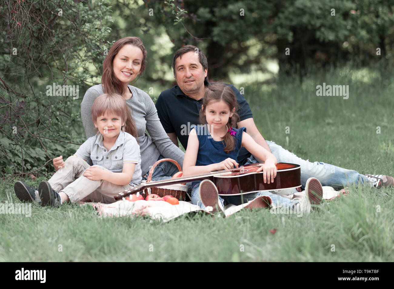 portrait of happy family on picnic Sunday. good time Stock Photo - Alamy
