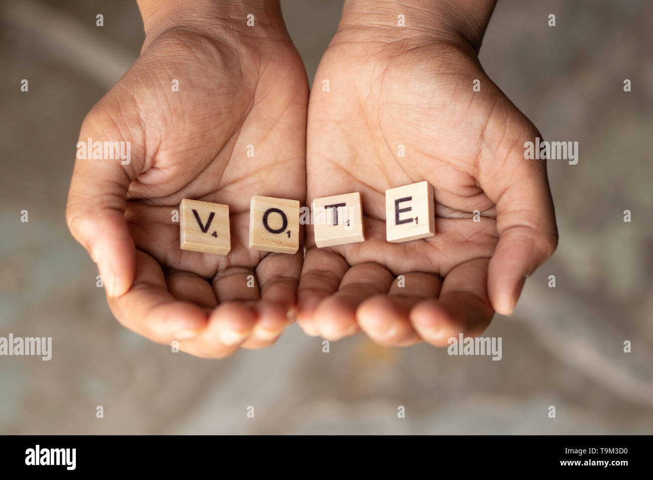 Box hand gesture hi-res stock photography and images - Alamy